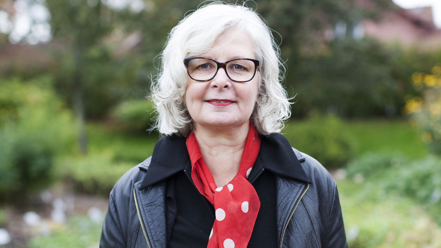 Anna Fiske skriver om tenåringslivet i sin nye bok "Elven" | Boktips