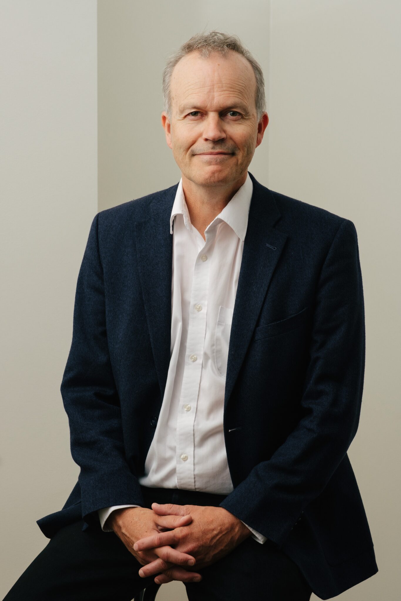 Tore Rem med siste bind om kong Olav V | Boktips