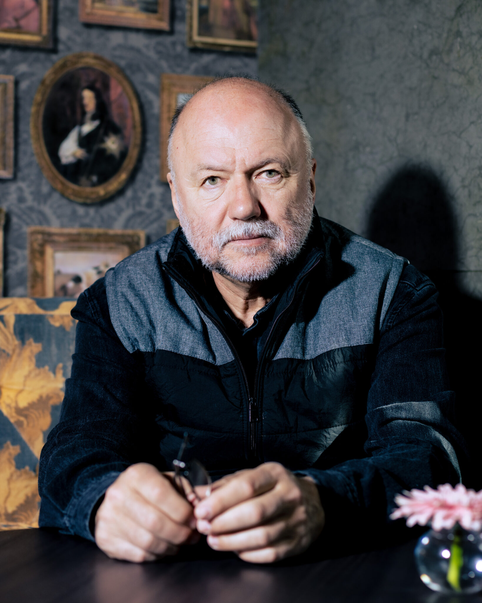 Andrej Kurkovs «Grå bier» rost av anmelderne: «Gripende» | Boktips