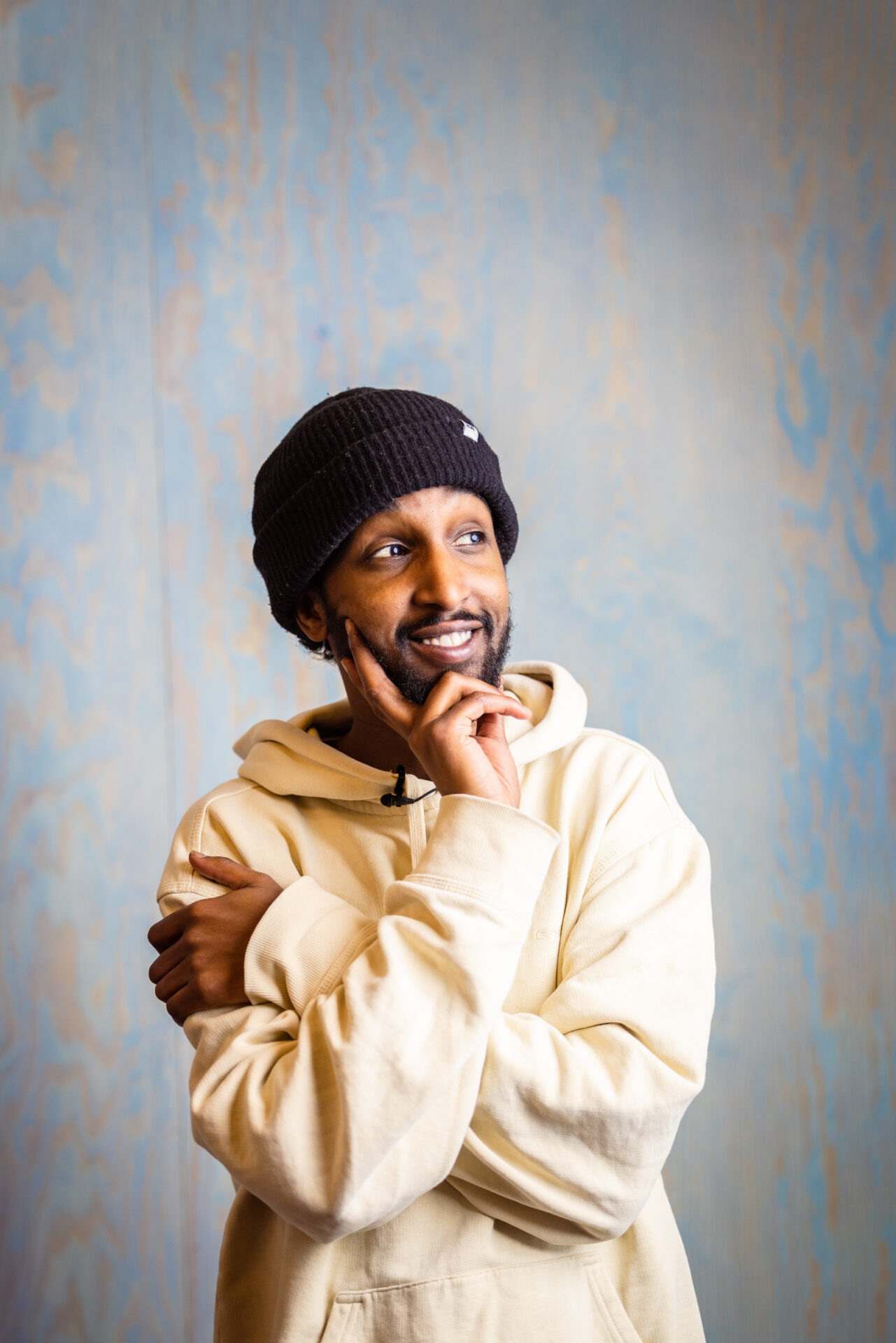 Jonis Josef med stand-up show i bokform: – Skikkelig stolt | Boktips